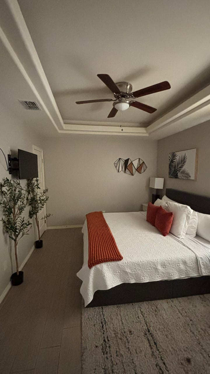 The Oaks 3bd/2ba. King Bed, Cozy Stay Near Utrgv - Edinburg, TX