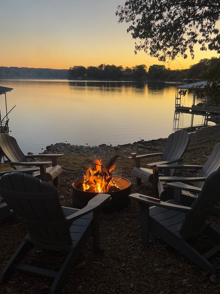 Lakefront Luxury-hot Tub-fire Place-game Room-dock - Kentucky Lake
