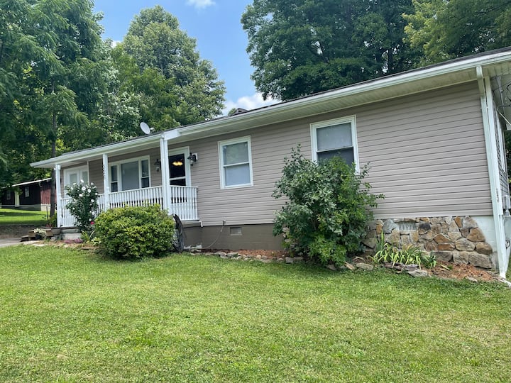 Howdy Y’all - Veteran Owned - 3 Bedroom 1.5 Bath - Fayetteville, WV