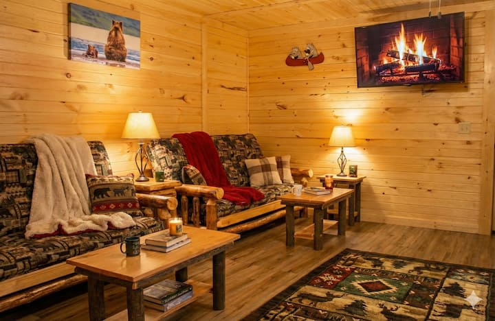 Spacious 2br Sleeps 10 • Walk To Lake & Village - Lake George, NY