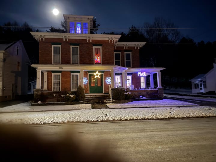 Country Style Victorian Home In Small Quiet Town. - Ontario, NY