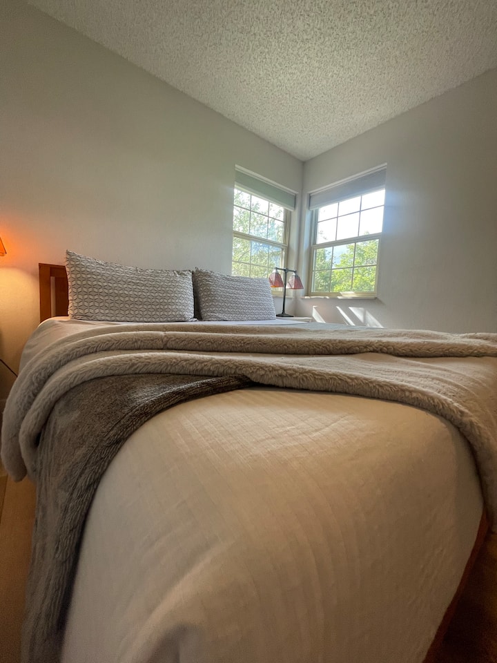 🪴Luxury Living ~ Executive Ranch Near Old Town - Fort Collins, CO