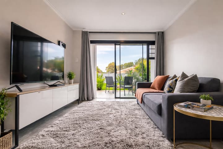 Stylish Apartment Near Airport | Balcony & Braai” - Port Elizabeth