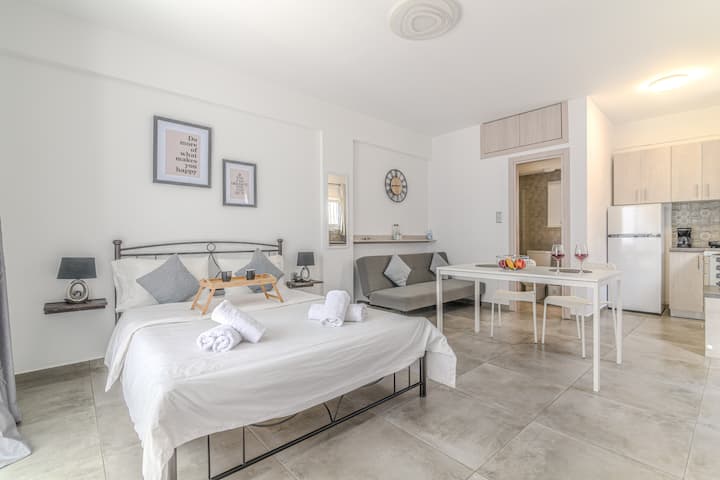 Spacious Flat For Friends & Couples With Balcony - Heraclión