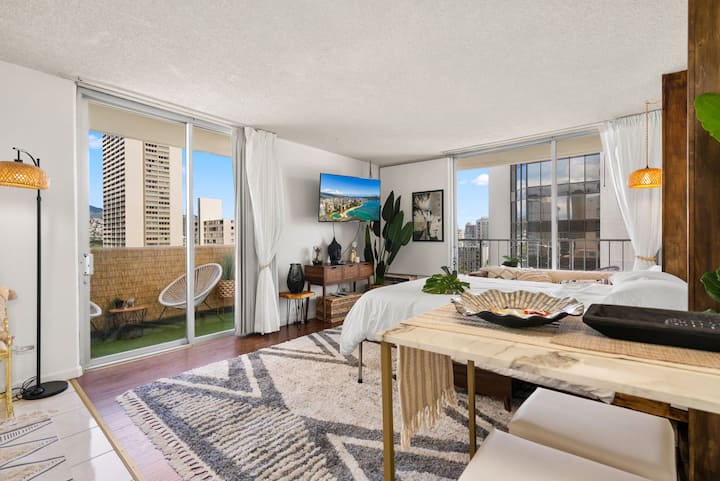 Bali Beach Luxury Condo-parking+views+2 Patios - Honolulu