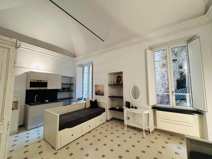 Chicca Nel Budello Di Finale Ligure - Finale Ligure