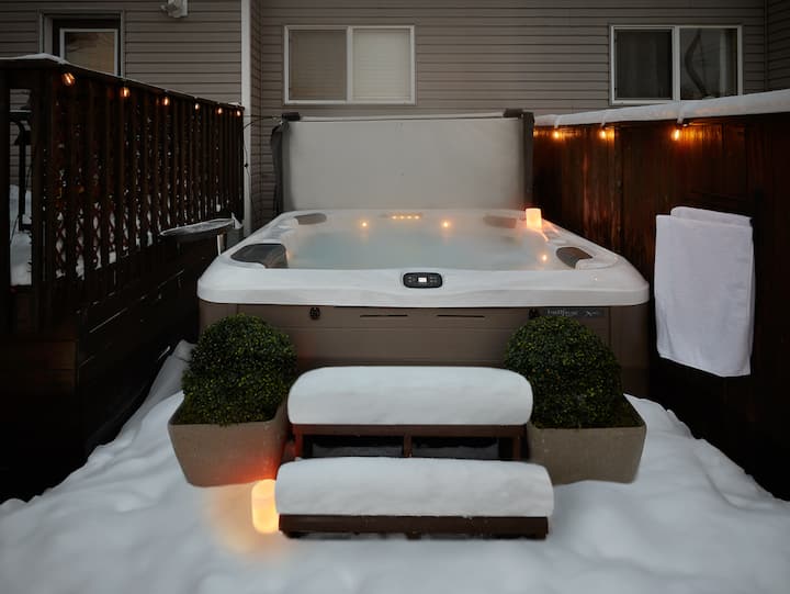 *Hot Tub* — Bright & Airy Duplex - Edmonton