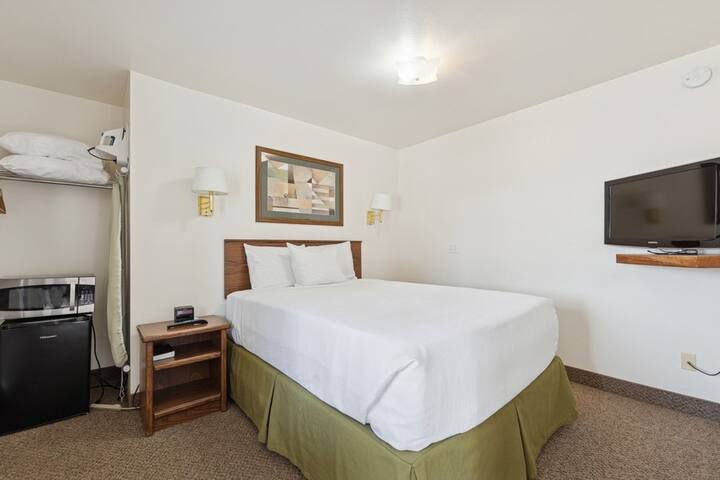 #18 Queen Room Located Just 17 Miles From Gnp - Columbia Falls, MT