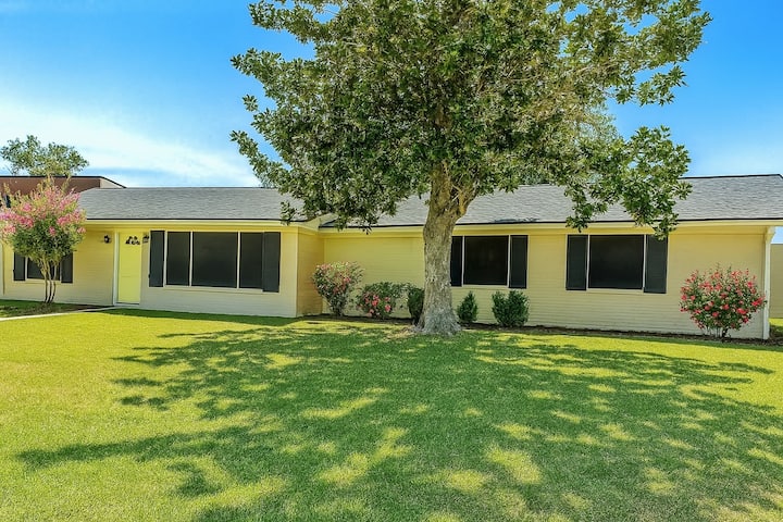 The Bright House- 4 Bedrooms With Master Suite - Lake Charles, LA