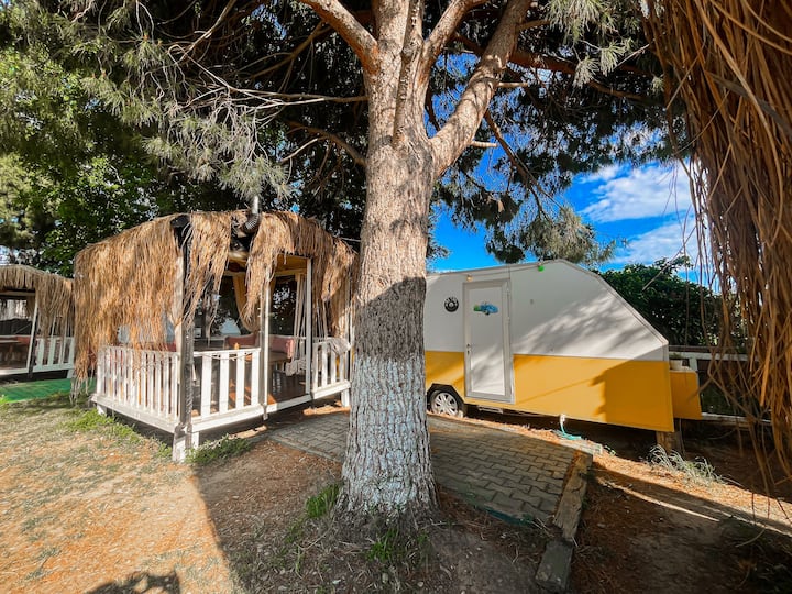 Retro Caravan Veranda And Fireplace Winter Garden - Seferihisar