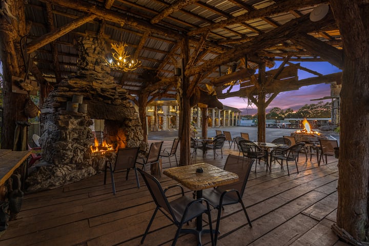 *Pool* Fire Pits* King Bed*fast Wifi* 50" Tv - Eureka Springs, AR