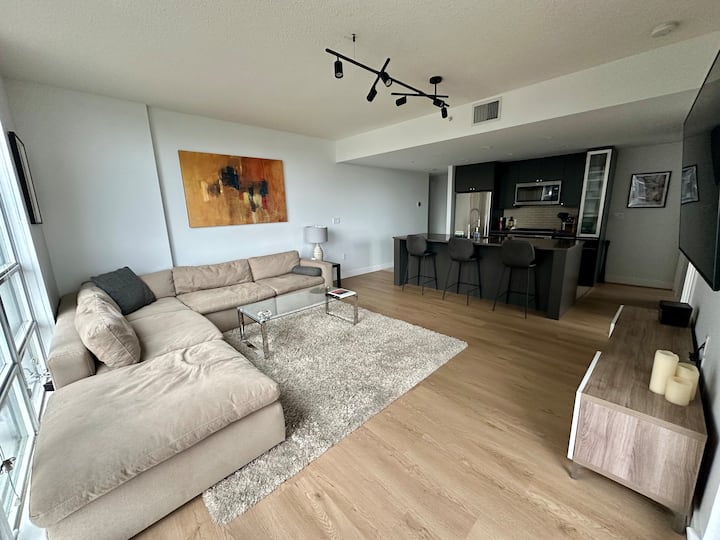 Modern Corner Unit In Downtown + Free Parking - 