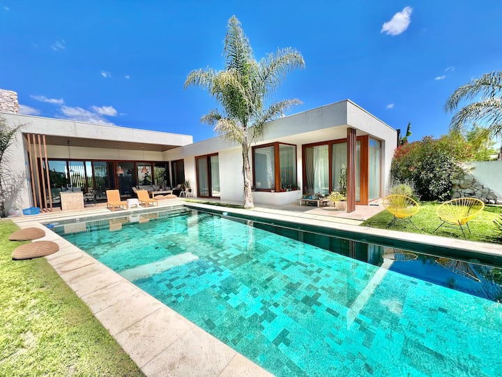 Espectacular Casa De Diseño A Laguna Con Pileta - Argentina