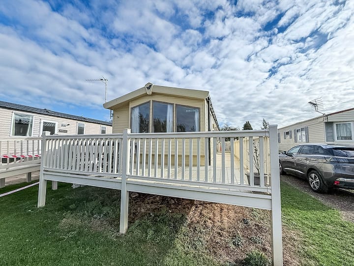 Caravan With Decking Within Walking Distance To Hunstanton Beach Ref 23054s - Hunstanton