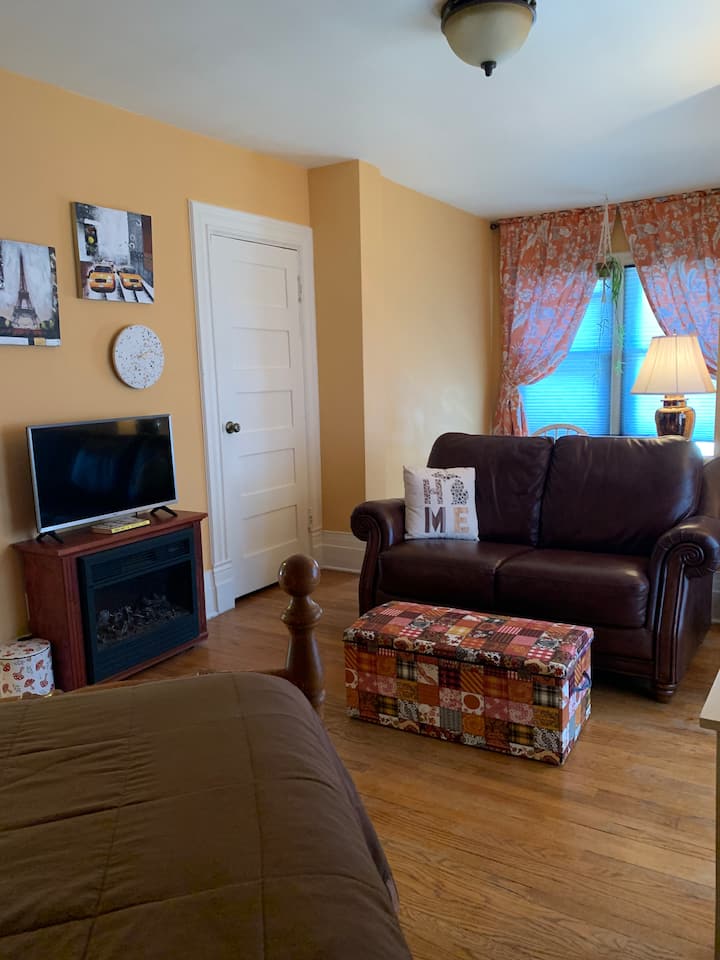 1 Bedroom Option Upstairs Apartment! - Lansing, MI