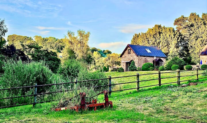 A Detached 2 Bed Stone Built Barn, Dogs Welcome . - Usk