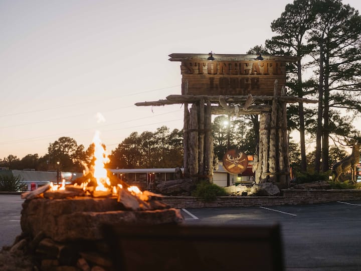 King Bed, Wifi, 50" Tv, Fire Pit, Salt Water Pool - Eureka Springs, AR