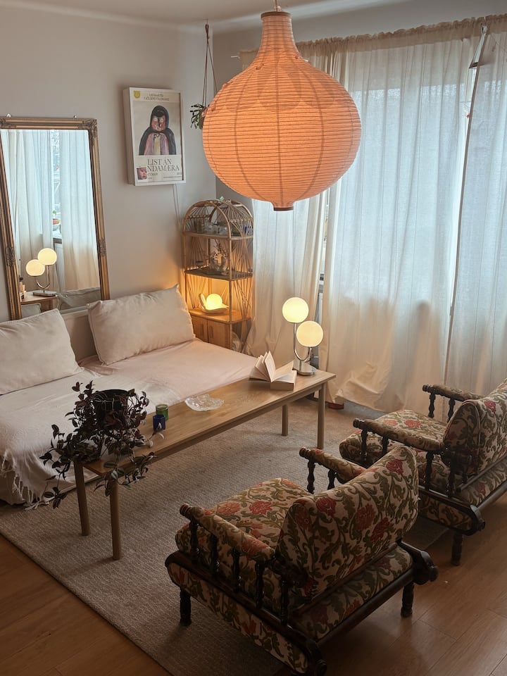 Three Story Townhouse A Private Garden And Parking - Reykjavík