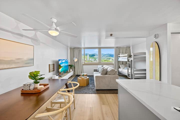 Cozy & Modern Waikiki Family/group Vacation Condo - Honolulu, HI