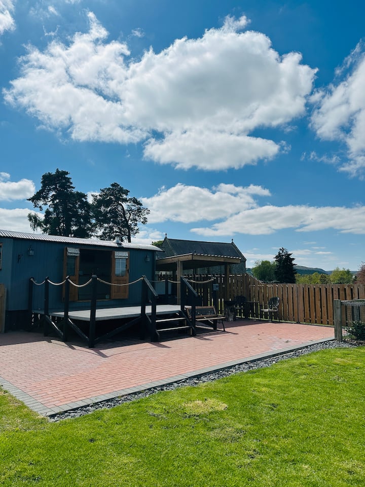 Rose 1 Bedroom Shepherds Hut With Hot Tub - Rhayader