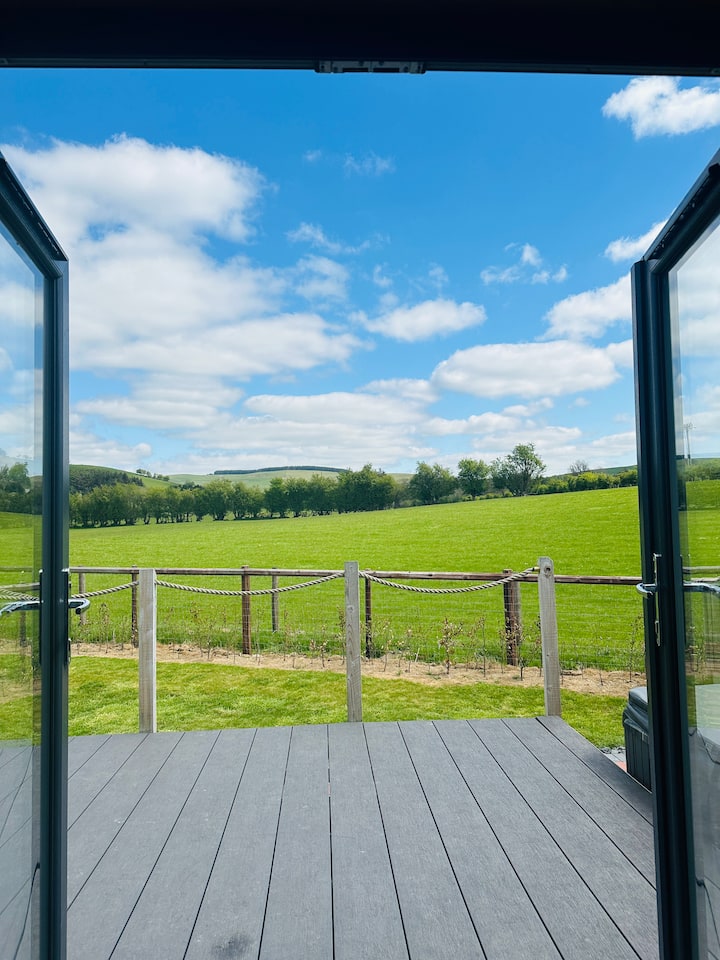 Tulip 1 Bedroom Shepherd Hut With Hot Tub - Rhayader