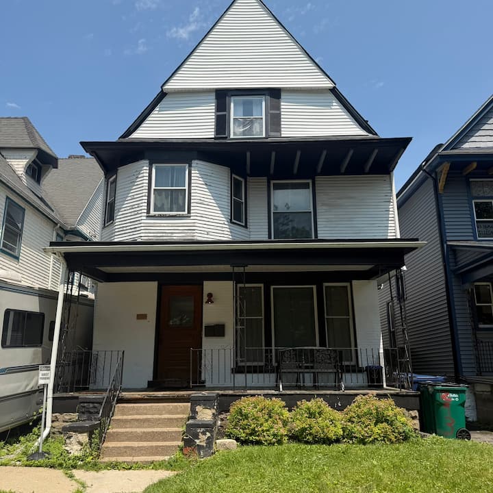 Downtown Duplex W/gameroom, Sleeps 14 (Both Units) - Crystal Beach, ON, Canada