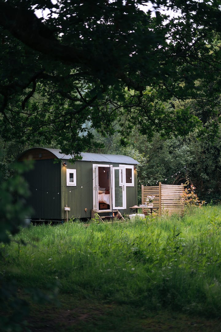 Delightful And Stylish Shepherd Hut - Cotswolds