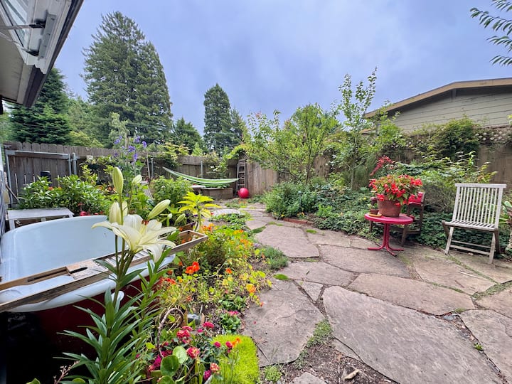 Redwood Garden Getaway - Arcata, CA