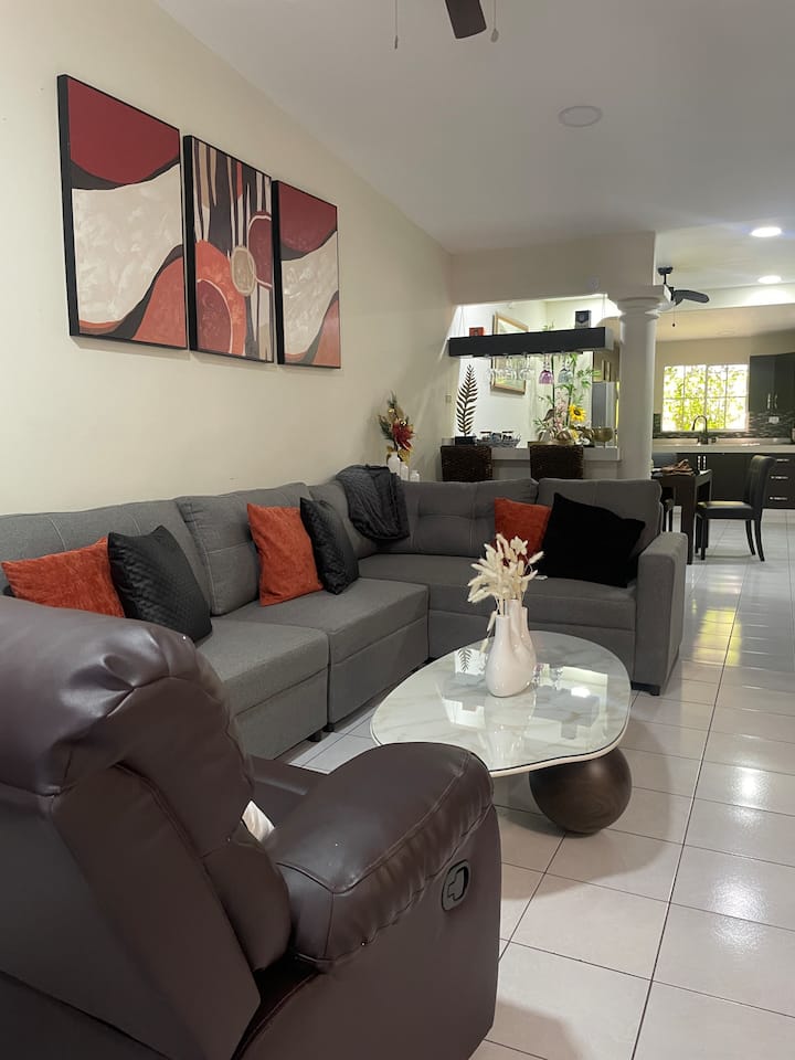 Casa Con 4 Habitaciones En San Salvador - San Salvador