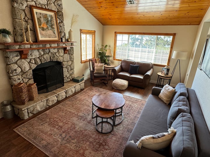 Welcoming Mountain Cabin Retreat For The Family - Running Springs, CA
