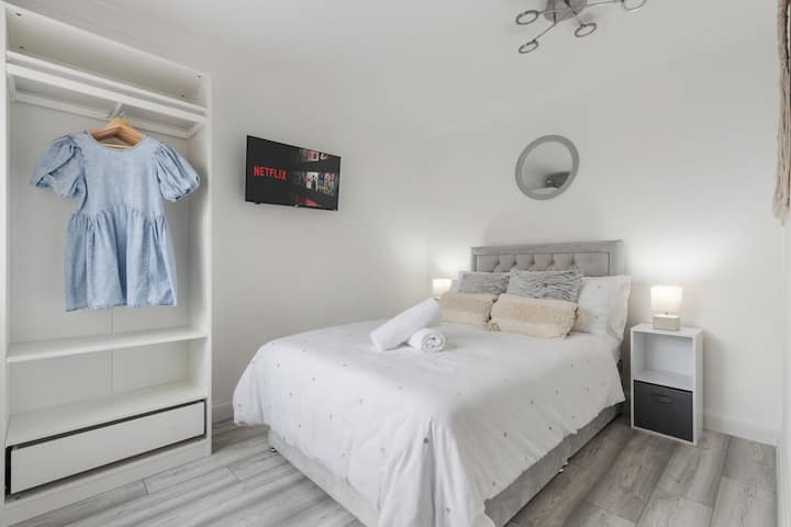 Contractor-friendly Home | Weekly & Monthly Stays - Ilford