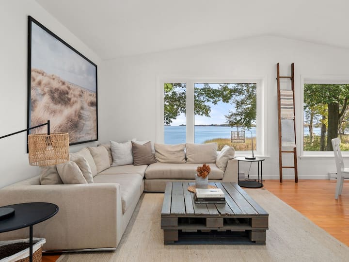 The Wilolea | 5 Bedroom | 300 Feet Of Lakefront - Prince Edward
