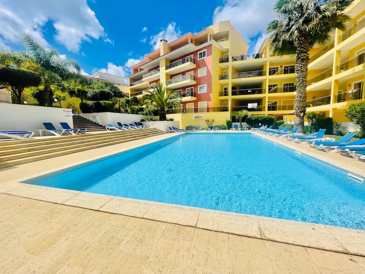 Spacious Central Apartment - With Balcony & Pool - Lagos