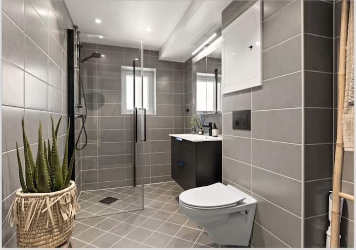 Solrik 2-roms M/veranda & Grill – 1 Min Til T-bane - Oslo