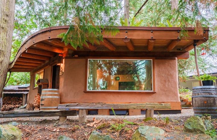 The Wobbly Hobbit-
Cozy Earthen Cabin In The Woods - Vancouver Island