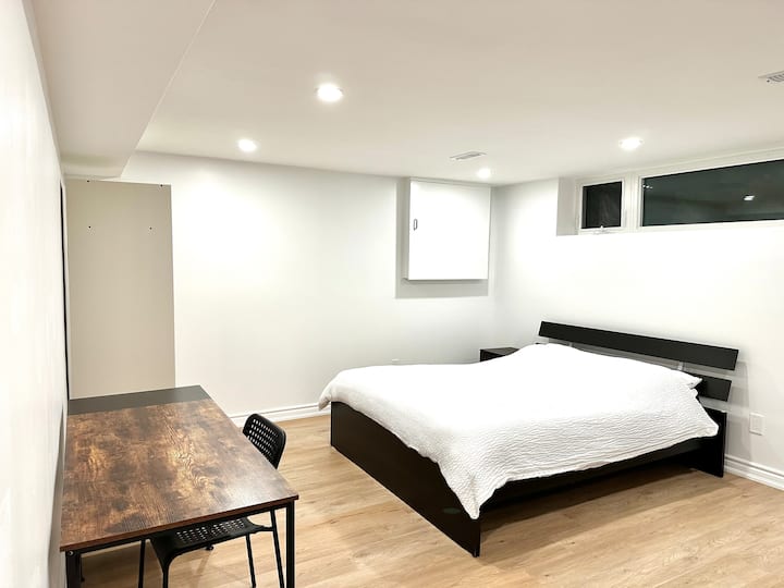 Private Bathroom/ensuite Charming Comfort - Toronto