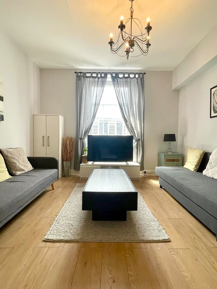 Old Town Beautiful 2 Bed-room Apartment - Edinburgh