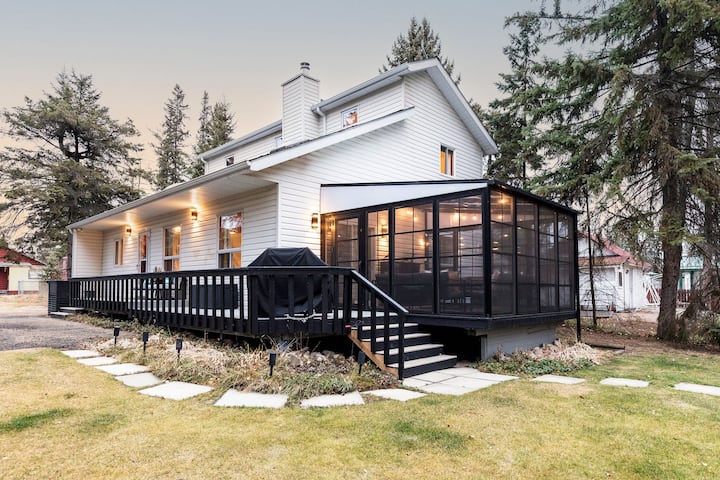 Pigeon Lake Retreat: 4 Br, Fireplace, Pets Welcome - Alberta