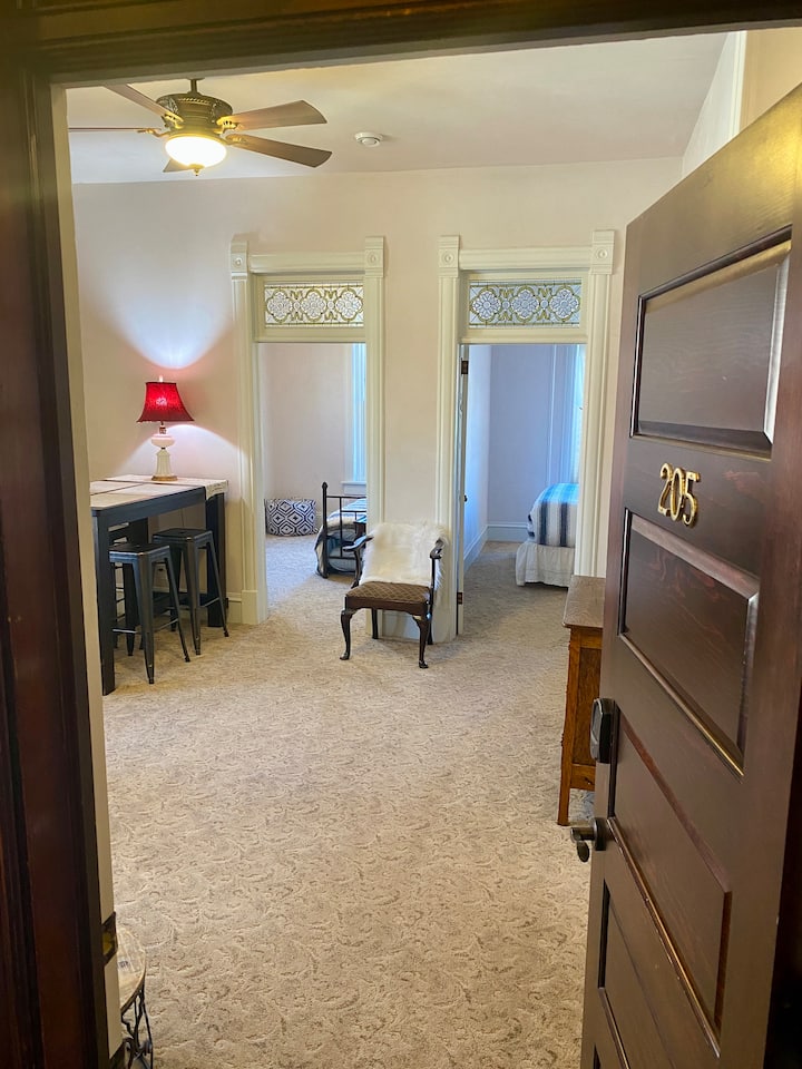 Two Hearts Suite - Corner Suite W/mountain Views - Salida, CO