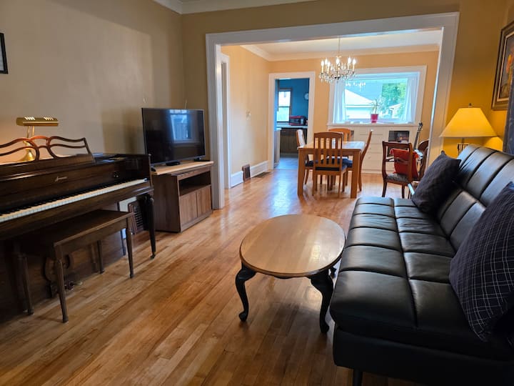 Beautiful 2br 1ba Home - Fenced-in Yard W/parking - Minneapolis−Saint Paul Airport (MSP)