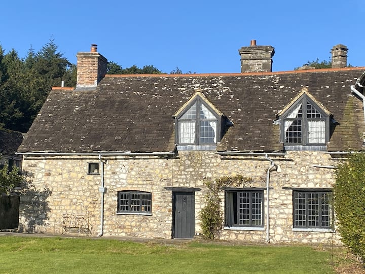 Cosy & Historic 2 Bedroom Elizabethan Cottage - Abergavenny