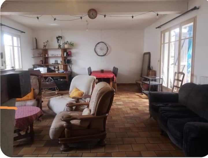 Petite Chambre Meublée Simplement. - Moissac