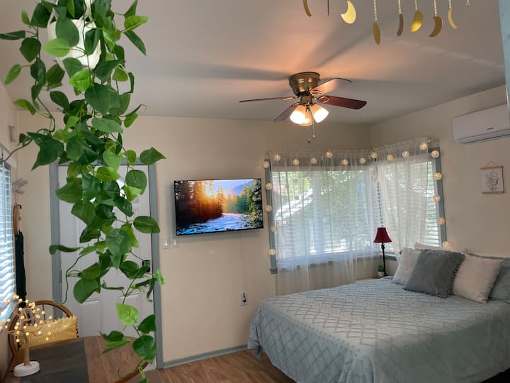 Luminous Hideaway & Restful Garden Retreat - Crestline, CA