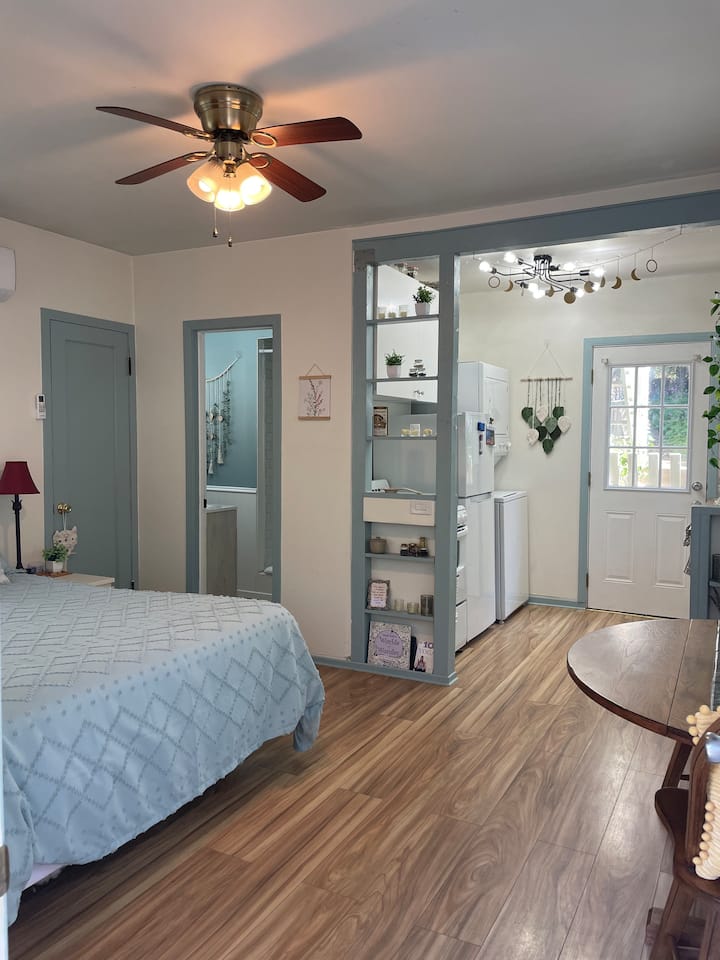 Luminous Hideaway & Restful Garden Retreat - Crestline, CA
