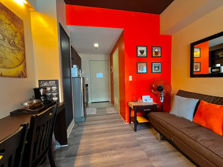 Studio Type W/ City View + Free Wifi And Netflix - Makati