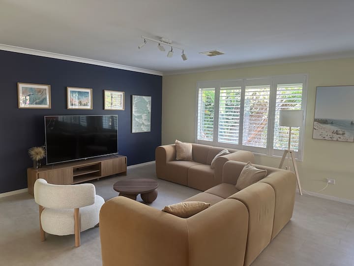 Coastal Escape | Walk To The Lagoon And Beach Club - Yanchep