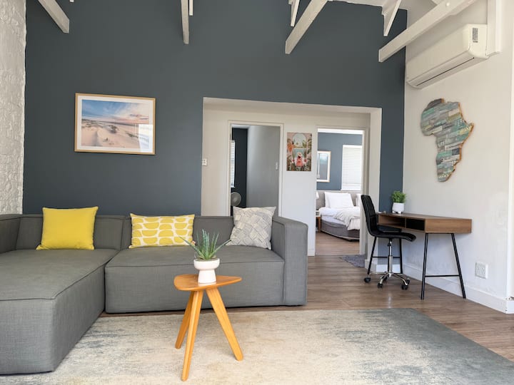 Top Floor | Ocean Views | Elegant 2-bedroom - كيب تاون