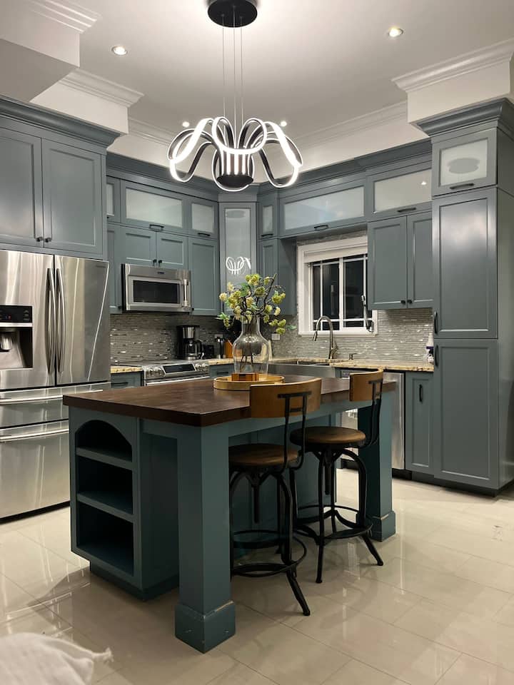 3 Bedroom/3 Level Townhouse Near Beach And Airport - Nassau