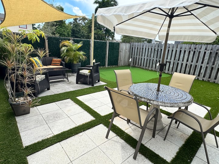 2br East Side Garden Apt W/ Mini Golf - Hallandale Beach, FL