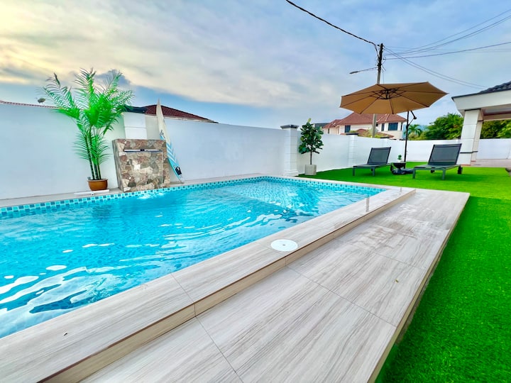 Casa Blanca Villa (Private Swimming Pool)(16+ Pax) - Pahang